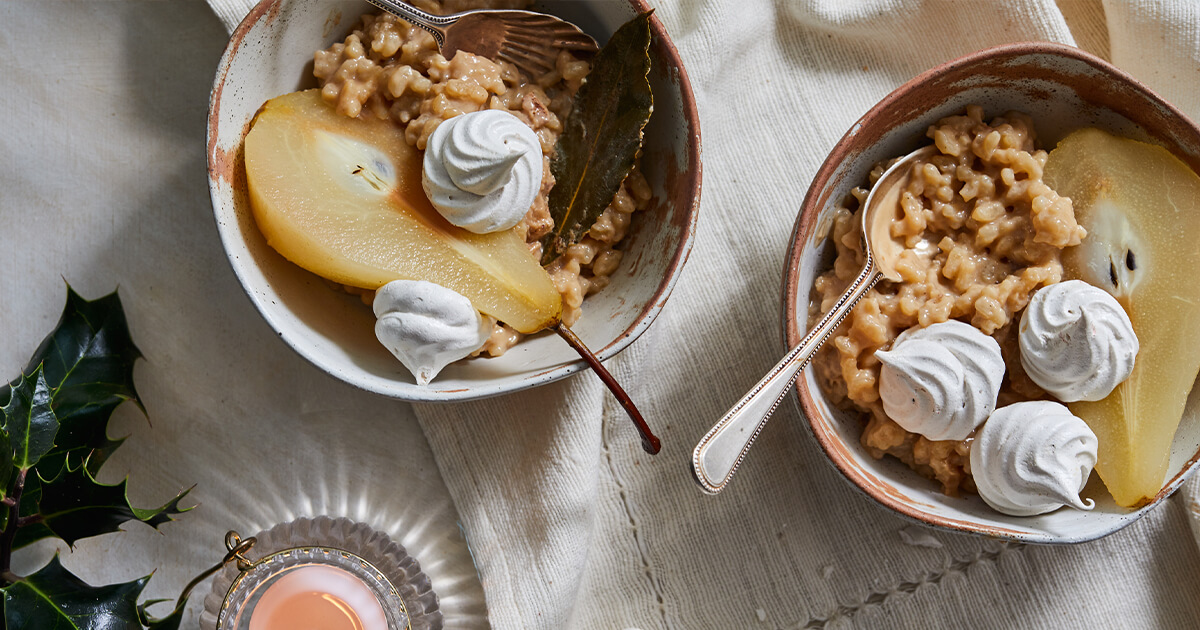 Rezept: »Gewürzter Reispudding mit pochierten Birnen & Zimt-Meringuen«